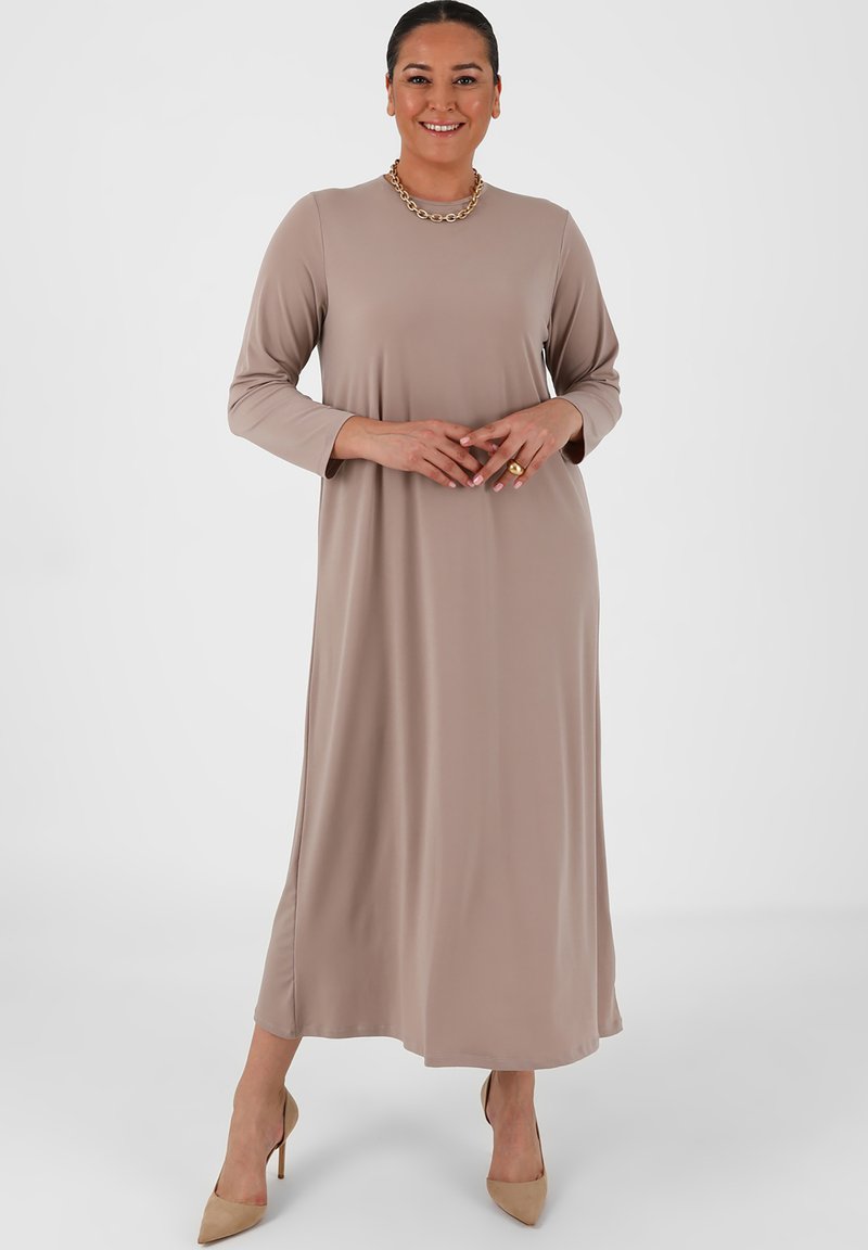 Modanisa LATTE CREW NECK - PLUS SIZE ALIA - Jurk - tan - Zalando.nl