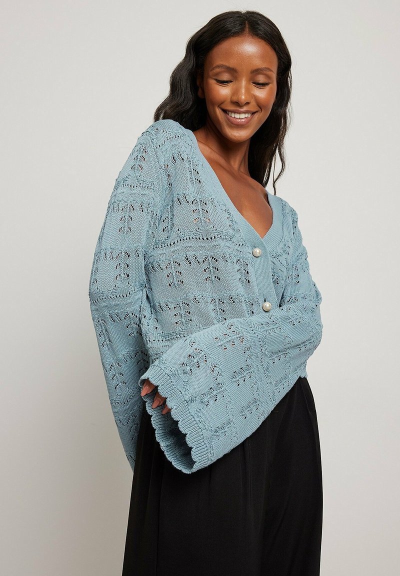 NA-KD KURZER - Cardigan - dusty blue/light blue - Zalando.de