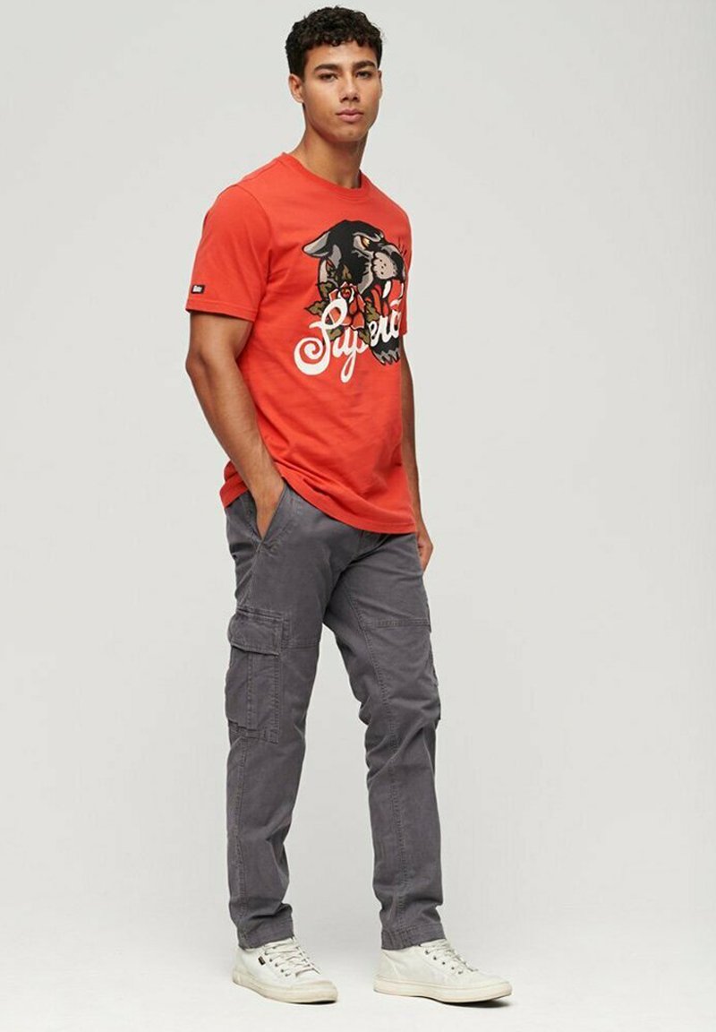 Superdry TATTOO SCRIPT GRAPHIC - T-shirt imprimé - soda pop red/rouge ...