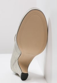 KMB Pumps - silver-coloured/sølvfarvet - (Pre-owned) - Zalando.dk