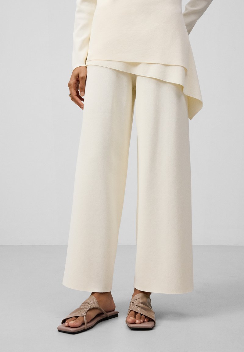 ADOLFO DOMINGUEZ WIDE LEG - Trousers - light cream/beige - Zalando