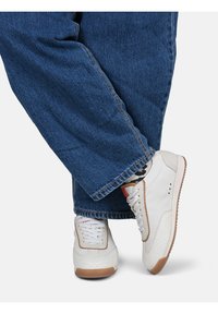 Crickit TARA - Trainers - weiß rot/white - Zalando