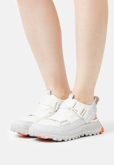 Clarks ATLL TREK FREE - Joggesko - white combination/hvit - Zalando.no