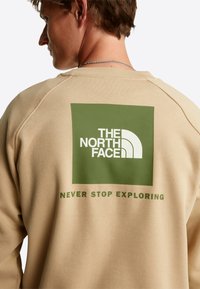 The North Face M RAGLAN BOX NSE CREW - Sweatshirt - khaki stone/beige ...