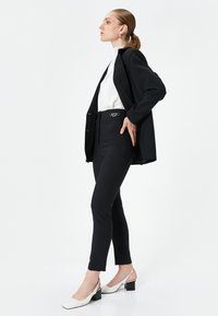 Koton HIGH RISE CHAIN ACCESSORY DETAIL FABRIC - Chino - black/zwart ...