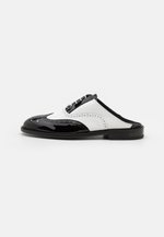 MOSCHINO BROGUE GROUP - Clogs - black/white/black - Zalando.de