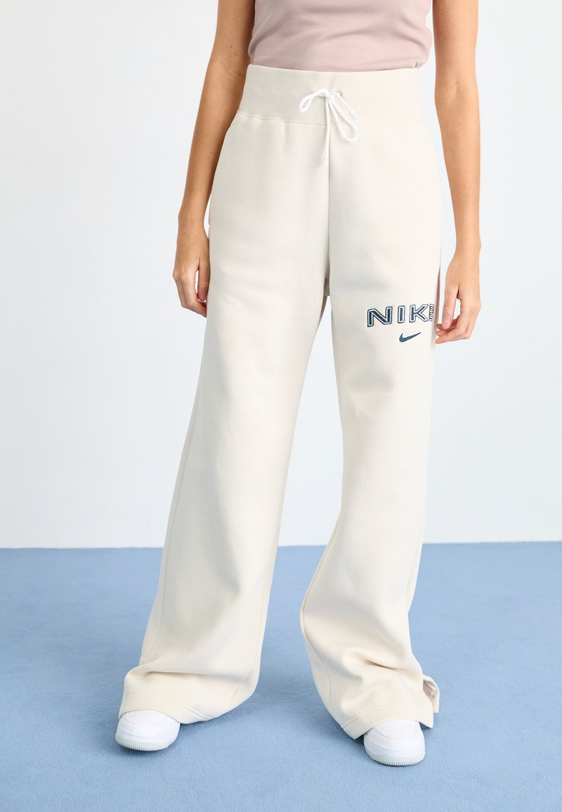 Nike Sportswear Logo Tracksuit Bottoms Orewood White Zalando Ie