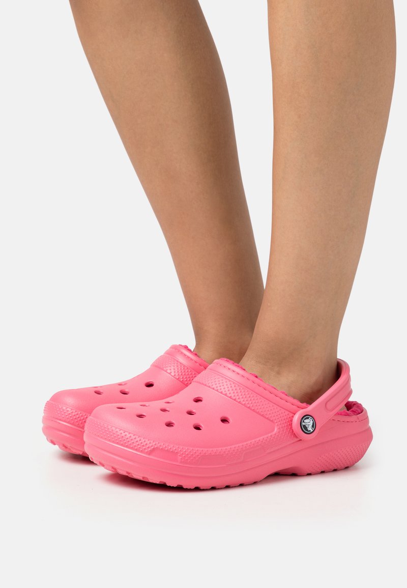 Crocs Clogs - hyper pink/donkerroze - Zalando.nl