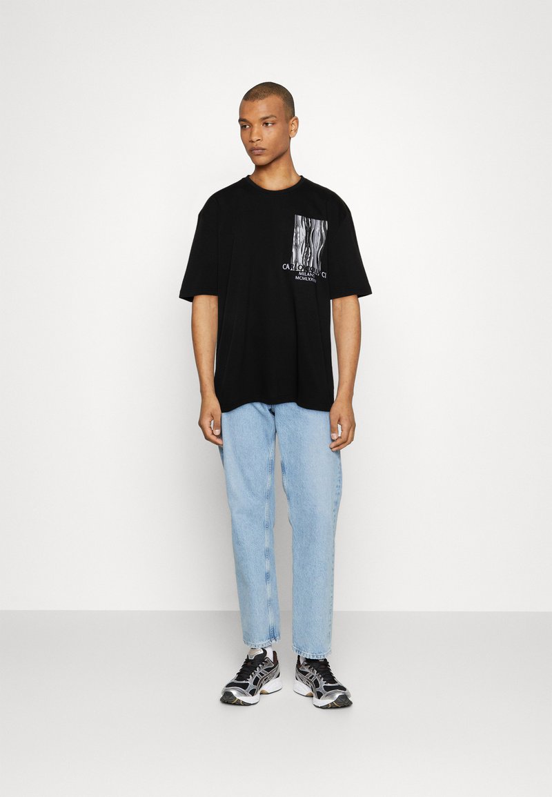 Carlo Colucci PLUS UNISEX - Print T-shirt - schwarz/black - Zalando