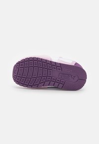 Puma ST RUNNER UNISEX - Sneaker low - white/grape mist/crushed berry ...