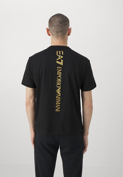 EA7 Emporio Armani EAGLE TAPE SLIDE UNISEX - Matalakantaiset pistokkaat - black/gold/musta ...
