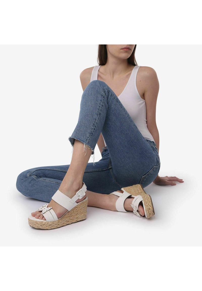 Miriade MINOLIA - Sandali con tacco - bianco - Zalando.it