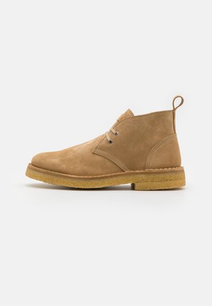 Clarks Originals DESERT BOOT - Volnočasové šněrovací boty - black/černá ...