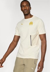 Puma OM PUMATECH POCKET TEE - Sports T-shirt - alpine snow/golden ...