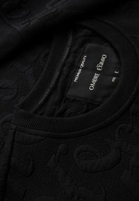 Ombre WITH EMBOSSED LETTERS - Sweater - black/zwart - Zalando.nl