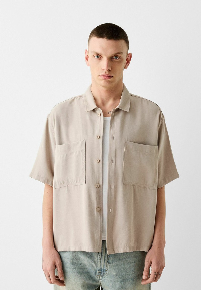 Bershka SHORT SLEEVE TAILORED BOXY FIT - Skjorter - sand - Zalando.dk
