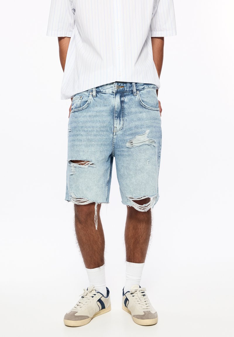 PULL&BEAR RIPPED - BERMUDA - Džínové kraťasy - light blue denim/světlemodrý denim - Zalando.cz