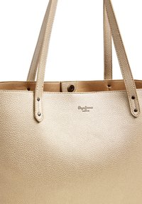Pepe Jeans AUDREY SCRIPT - Velká kabelka - gold-coloured/zlatá barva ...