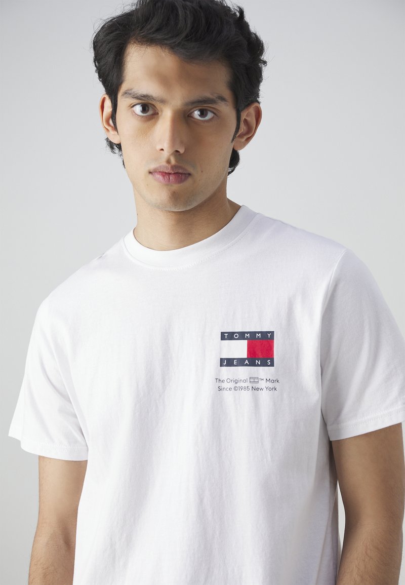 Tommy Jeans ESSENTIAL FLAG TEE - Basic T-shirt - white - Zalando.co.uk