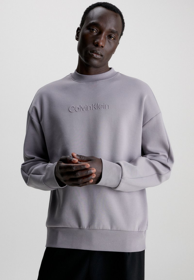 Calvin Klein EMBOSSED LOGO COMFORT - Sweater - sublunar/grijs - Zalando.nl