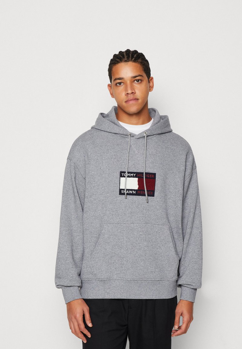 Tommy Hilfiger TOMMY HILFIGER X SHAWN MENDES GOOD LUCK HOODIE EXCLUSIVE UNISEX - Felpa con ...