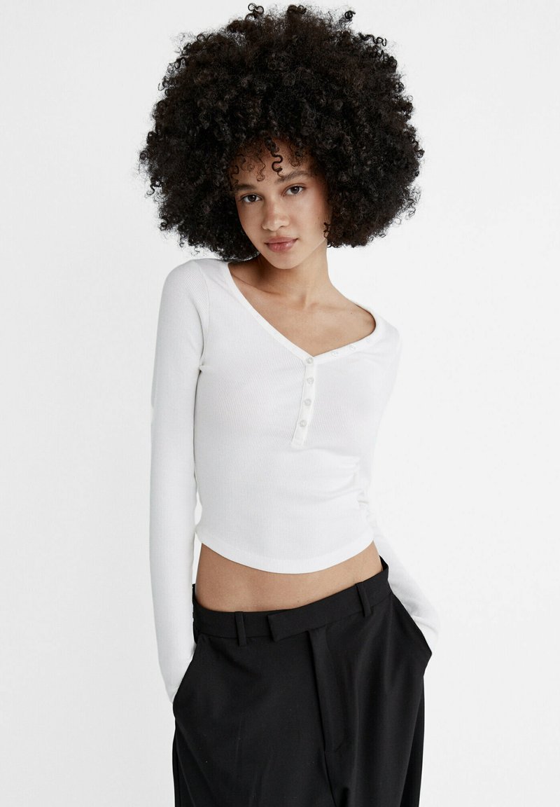 Stradivarius WITH BUTTONS - Maglietta a manica lunga - white/bianco ...