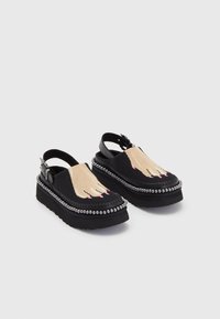 UGG UGG X COLLINA STRADA DOG CLOG UNISEX - Natikači - black/črna ...