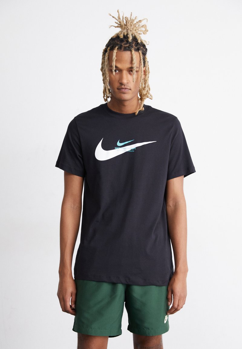 Nike Sportswear TEE - Triko s potiskem - black/green frost/černá ...