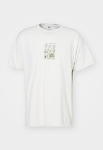 BDG Urban Outfitters TRANQUILITY FLORAL TEE UNISEX - Triko s potiskem - ecru/špinavě bílá ...