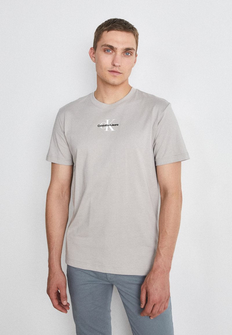 Calvin Klein Jeans MONOLOGO REGULAR TEE - T-Shirt print - porpoise/grau - Zalando.ch