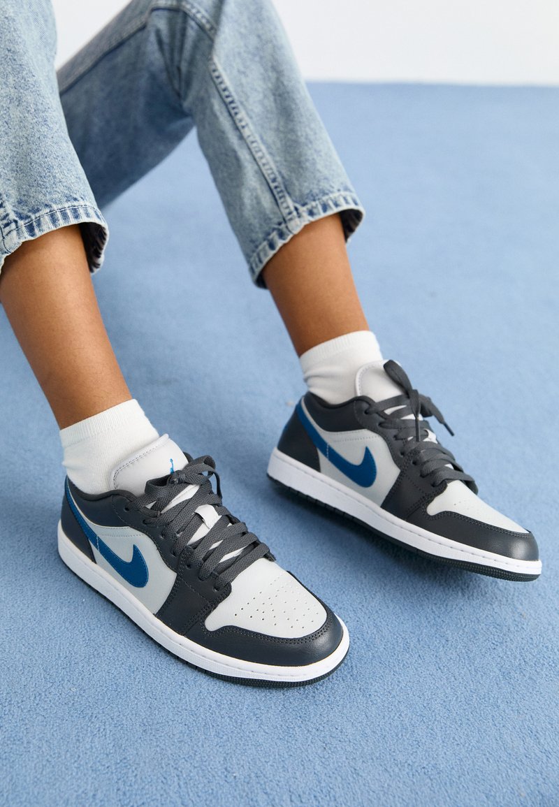 Jordan AIR JORDAN 1 LOW - Sneakers basse - anthracite/industrial blue ...