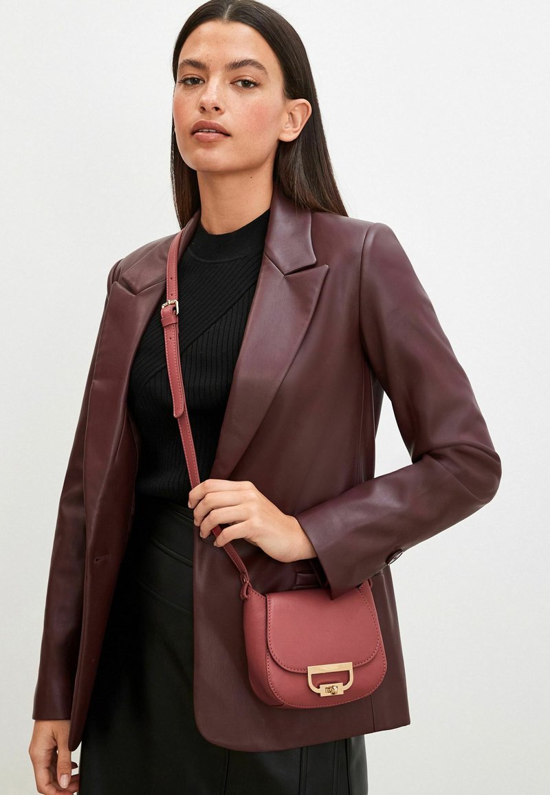 Next LEATHER MINI HARDWARE CROSS-BODY BAG - Borsa a tracolla - pink ...