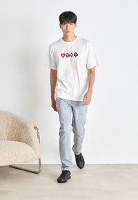 HUGO DOOBER - Camiseta estampada - white/blanco - Zalando.es