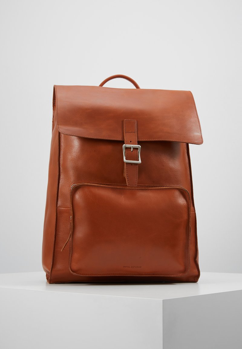 Royal RepubliQ RIOT BACKPACK - Rucksack - cognac - Zalando.co.uk