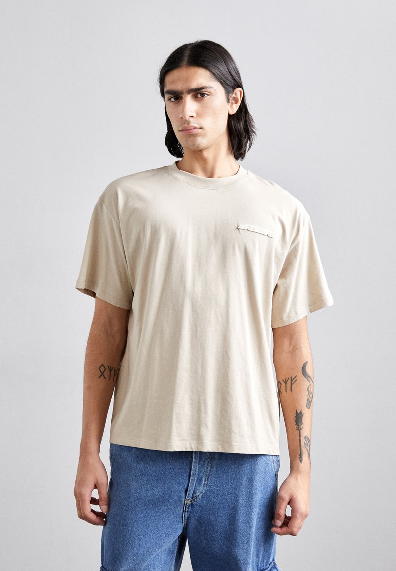 sandro RUBBER PATCH TEE - T-shirt basic - beige - Zalando.it