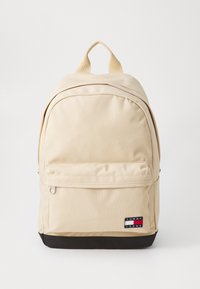 Tommy Jeans DAILY DOME BACKPACK - Rucksack - gentle gold-coloured/sand ...