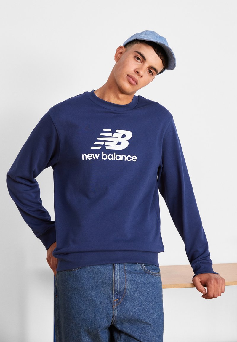 New Balance ESSENTIALS STACKED LOGO CREW - Sweatshirt - navy/bleu ...