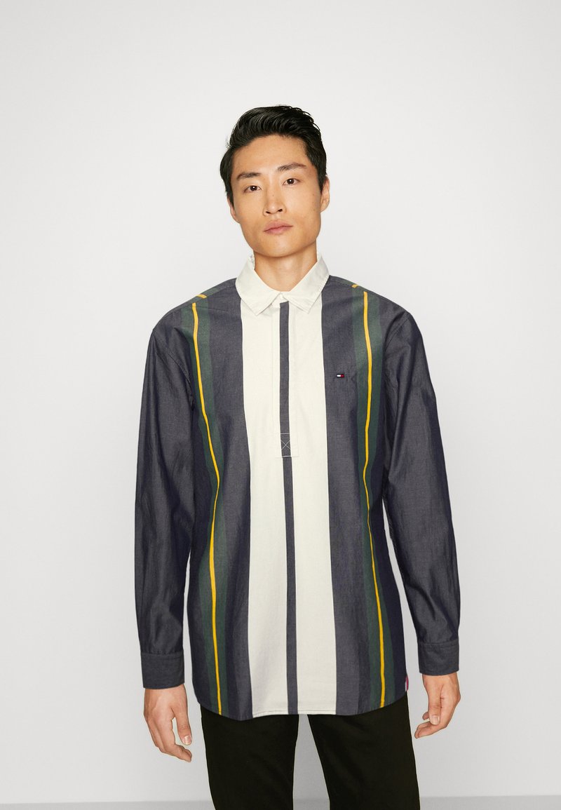 Tommy Hilfiger VERTICAL RUGBY - Shirt - desert sky/hunter/dark blue ...