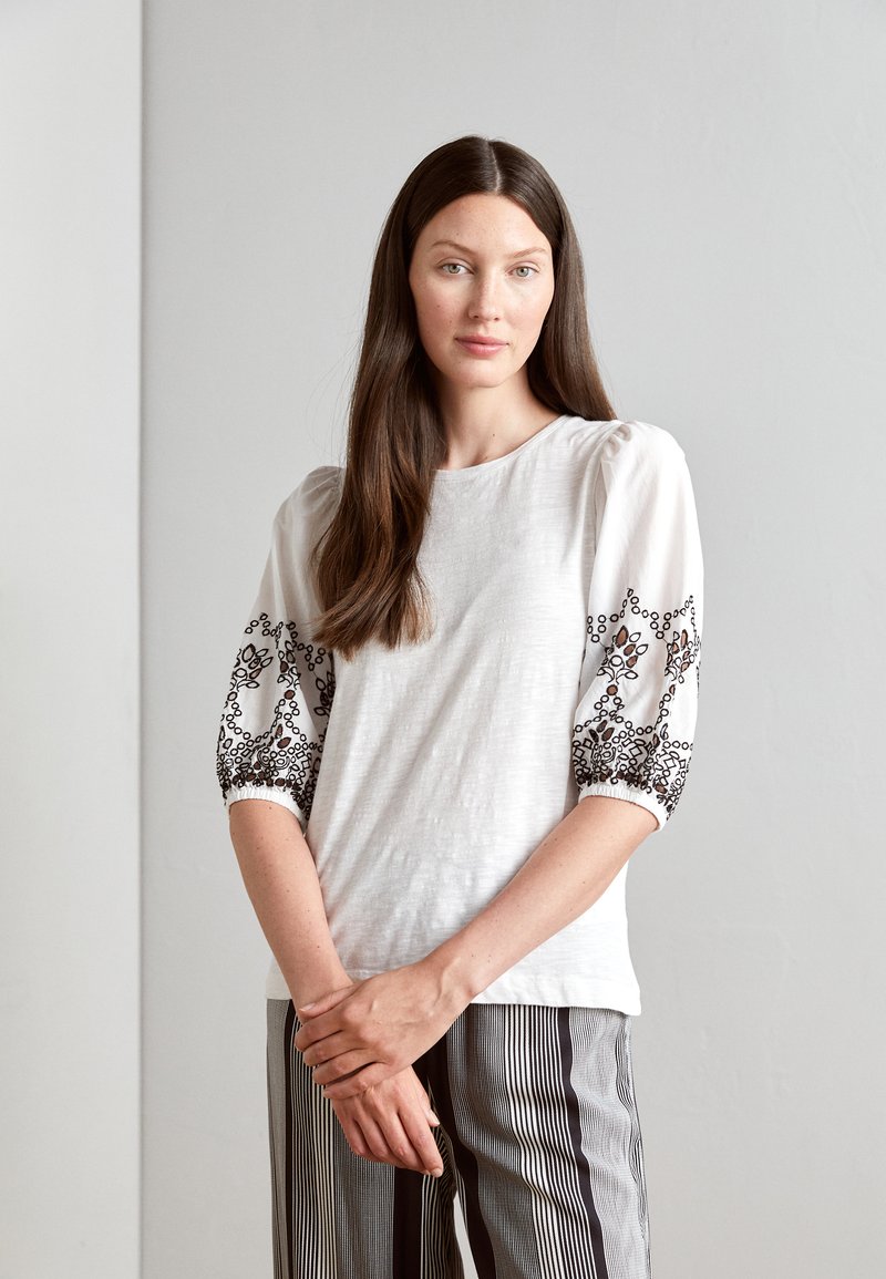 Marks & Spencer BRODERIE - T-Shirt print - soft white/weiß - Zalando.ch