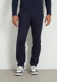 Guess TECH-STRETCH - REGULAR FIT - Kalhoty - blauw/modrá - Zalando.cz