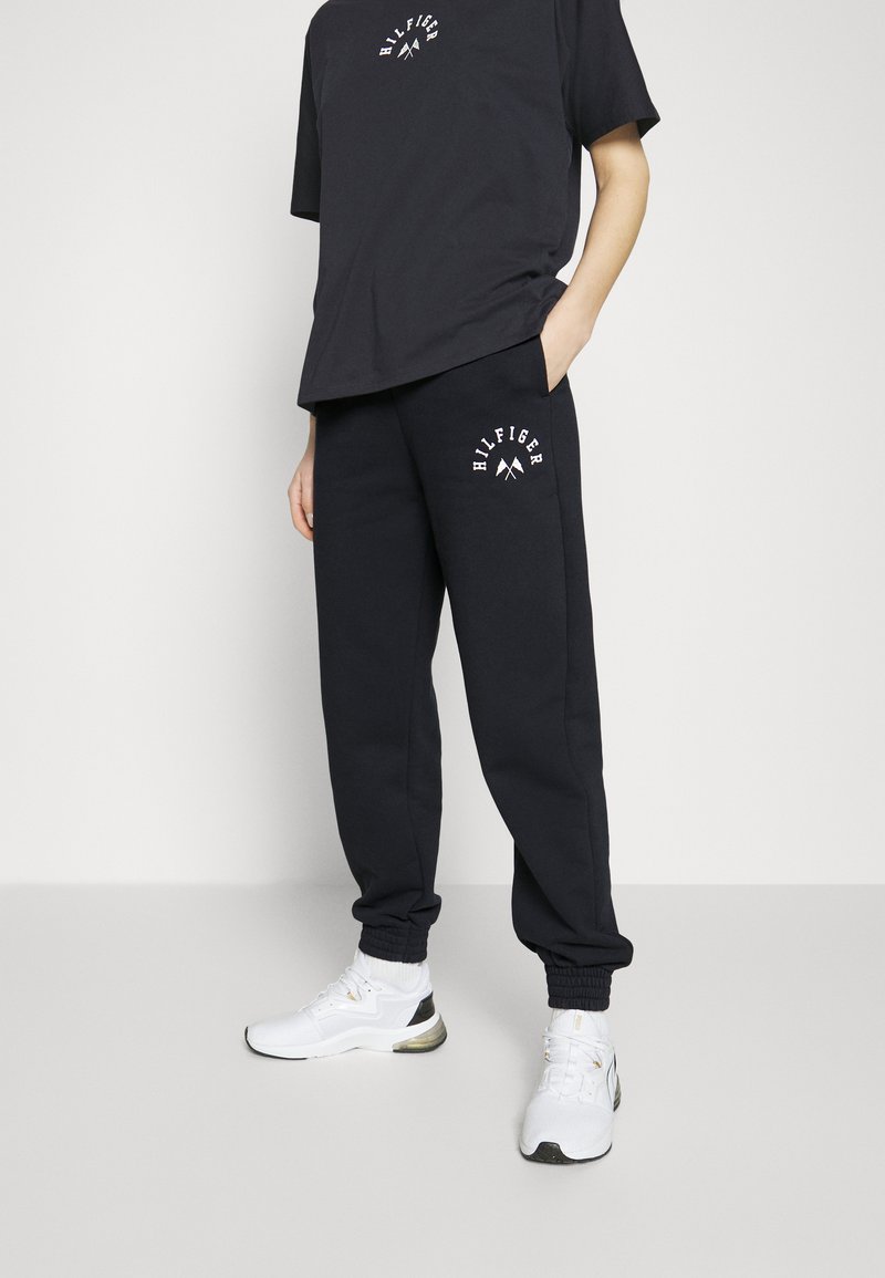 Tommy Hilfiger RELAXED GRAPHIC PANT - Jogginghose - desert sky/blau ...