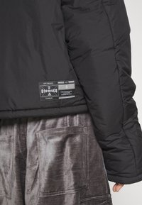 032c TEAM TAG CROPPED PUFFER JACKET - Winter jacket - black - Zalando.co.uk