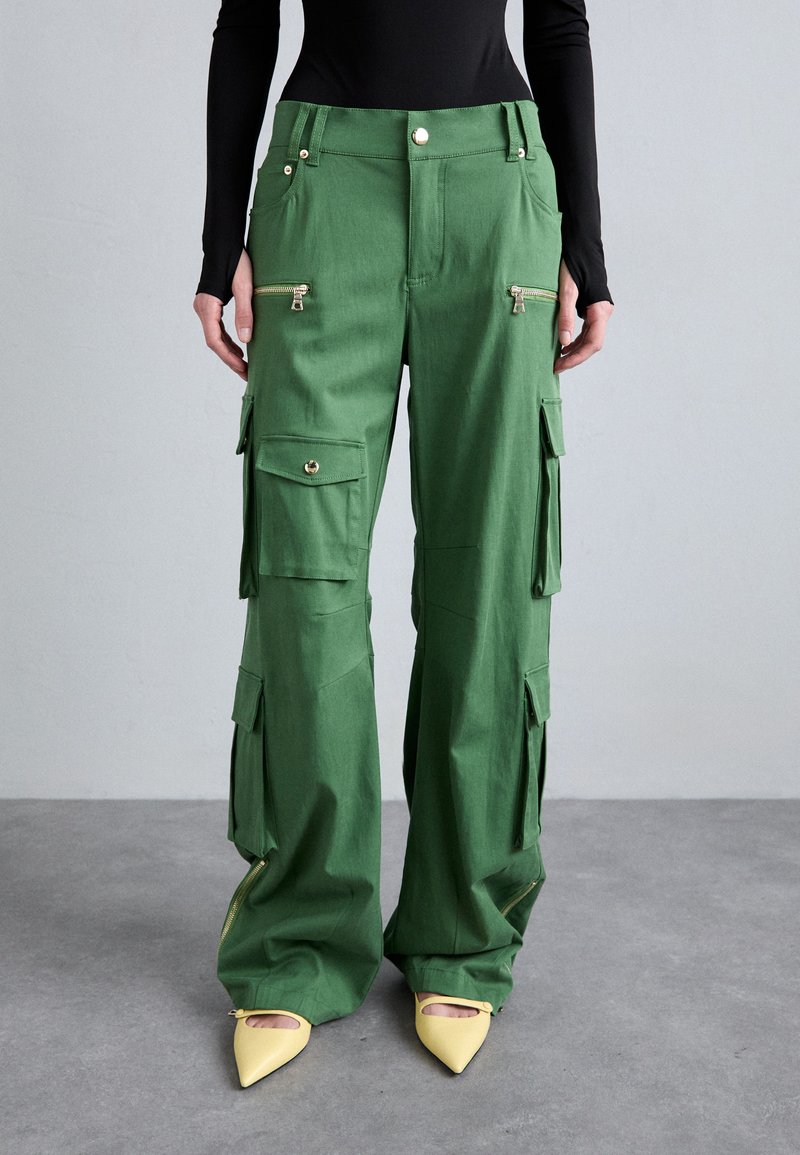 Alice + Olivia AKERS OVERSIZED PANT - Kargopüksid - avocado/roheline ...