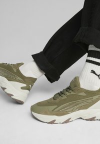 Puma INJECTOR ARID DESERT - Zapatillas - olive alpine snow/verde ...