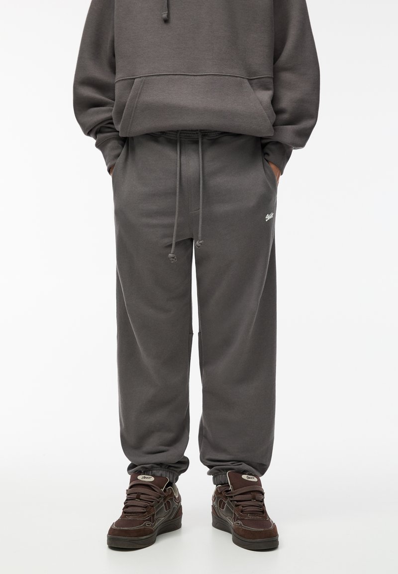 PULL&BEAR Verryttelyhousut - dark grey/tummanharmaa - Zalando.fi