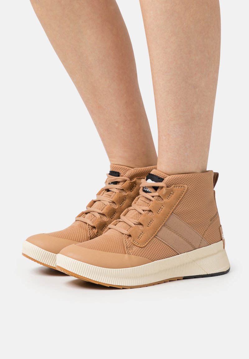 Sorel OUT ABOUT MID - Sneakers high - tawny buff/chalk/bej nisip ...