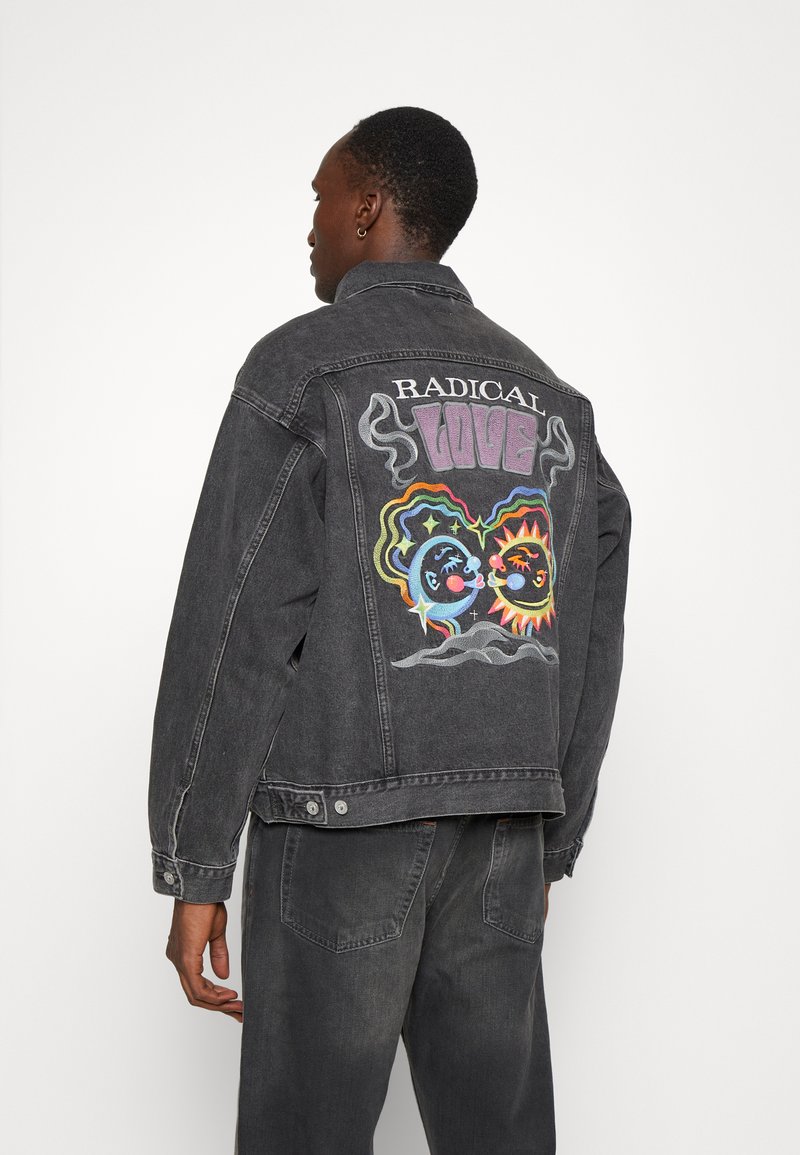 Levi's® PRIDE LIBERATION TRUCKER UNISEX - Jeansjakke - black denim ...