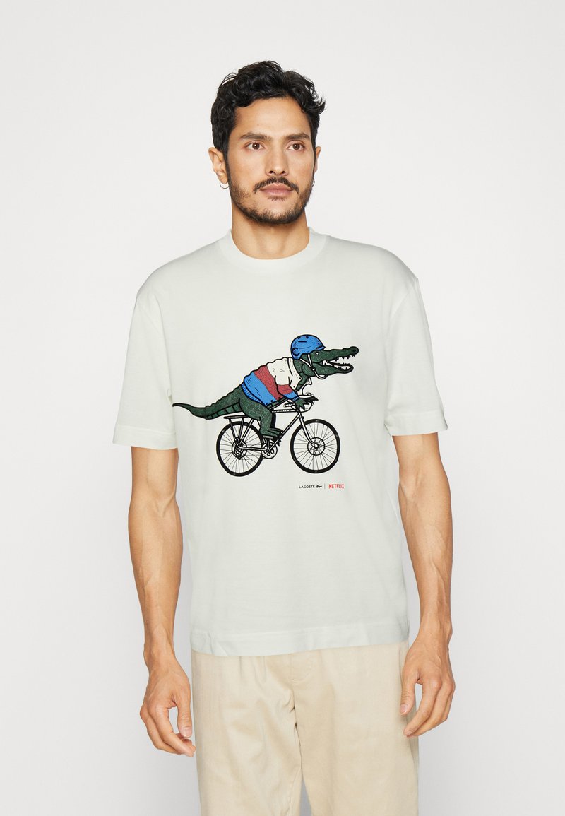 Lacoste LACOSTE X NETFLIX - T-shirt med print - flour/offwhite - Zalando.se
