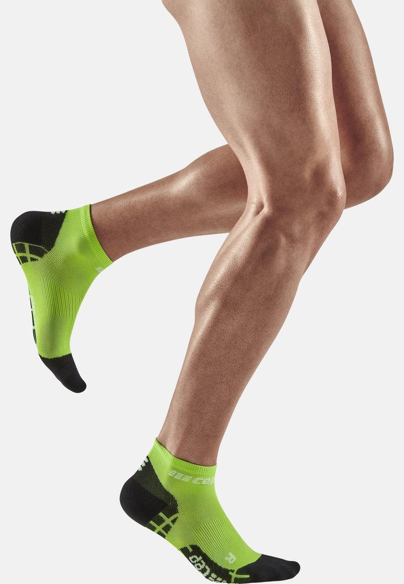 CEP ULTRALIGHT COMPRESSION LOW CUT - Sportsocken - flash green black ...