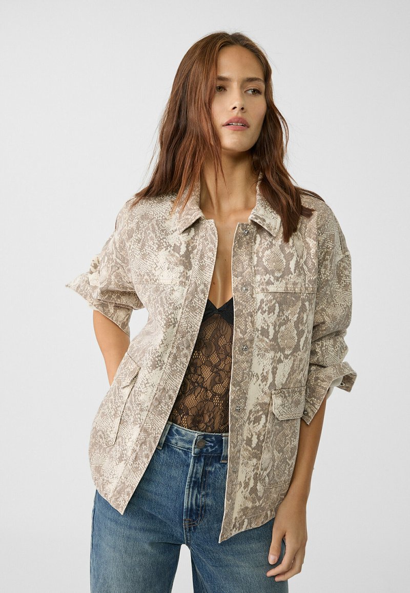 Stradivarius ANIMAL WITH POCKET DETAIL - Veste en jean - mottled brown ...